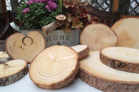 Herbst Deko gestalten mit sägerauen Holzscheiben Bastelmaterial runde