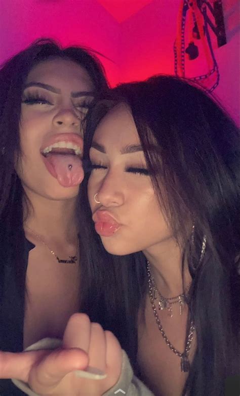 Pin By 𝐩𝐞𝐧𝐧𝐲𝐬𝐩𝐢𝐧𝐡𝐨𝐮𝐬𝐞 On Bestiewestie ️ Friend Poses Cute Friend Photos Friend Photoshoot