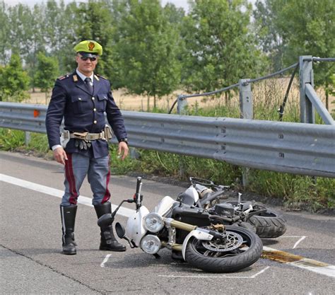Si Schianta Con La Moto Rubata Ennesima Tragedia Sulla Strada