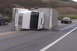 Portal Caparaó Motorista dorme ao volante e caminhão tomba na pista