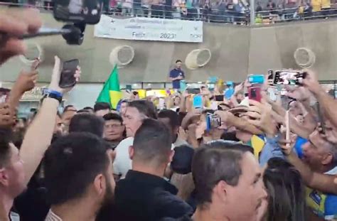 Veja o momento que Bolsonaro é recebido e ovacionado por centenas de