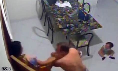 Bahia M Dico Filmado Agredindo A Mulher Filho No Colo Imagens