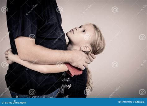 Retrato De Una Hija Triste Que Abraza A Su Padre Foto De Archivo