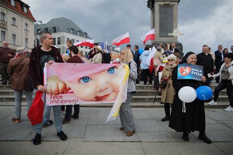 Narodowy Marsz Życia w Warszawie Tak wyglądał pochód ZDJĘCIA