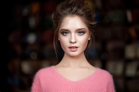 Tapety kobiety portret twarz pink sweater głębia pola 1800x1200