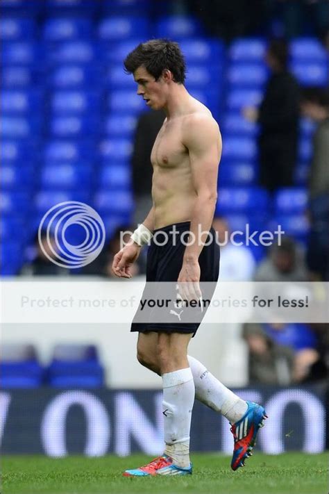 MALE CELEBRITIES Gareth Bale Shirtless Yummy Moment