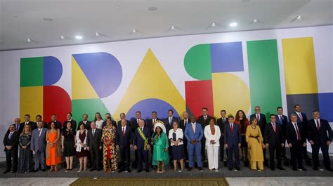 Lula empossa os 37 ministros que compõem o seu governo veja lista Band