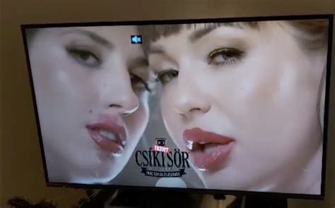Cs Ki S Rt Nyalogatnak L Nyok Az Egyik Szexcsatorn N Egy Rekl Mban A