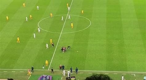 Torcedor invade gramado após gol de Messi no jogo entre Argentina e
