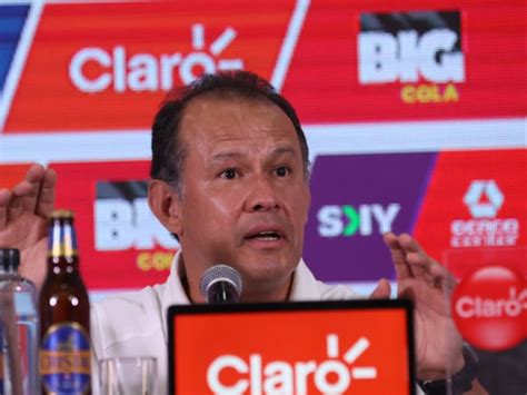 Conferencia de prensa del técnico de la selección peruana Juan Reynoso