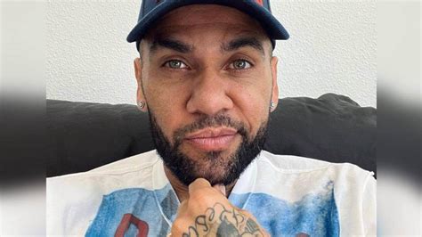Daniel Alves é condenado a 4 anos e 6 meses de prisão por estupro
