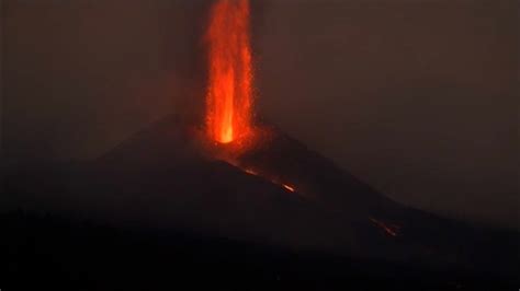 Volcán en La Palma última hora en directo Impactantes bolas de lava