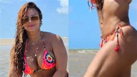 Viviane Araújo escandaliza corpão turbinado na praia Rainha