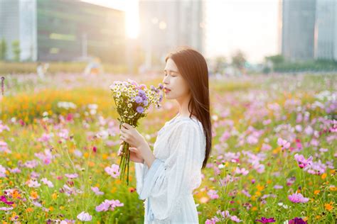 Ảnh Cô Gái Cầm Hoa Đẹp Nhẹ Nhàng Xinh Tươi Cực Chill