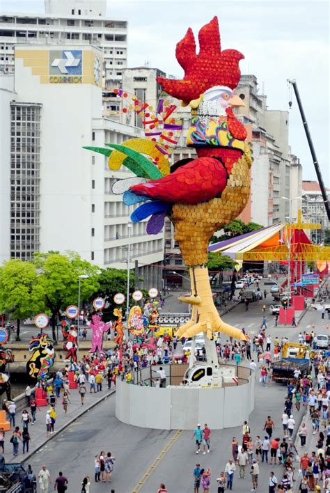 Irreverência marca desfile do Galo da Madrugada nas ruas do Recife WSCOM