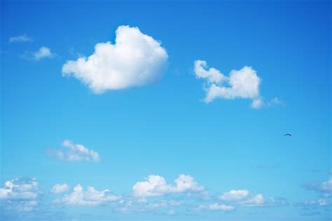 Cielo Azul Con Nubes Blancas Suaves Foto Premium