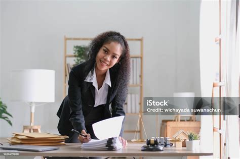 Porträt Einer Jungen Anwältin Oder Anwältin Die Im Büro Arbeitet Lächelt Und In Die Kamera