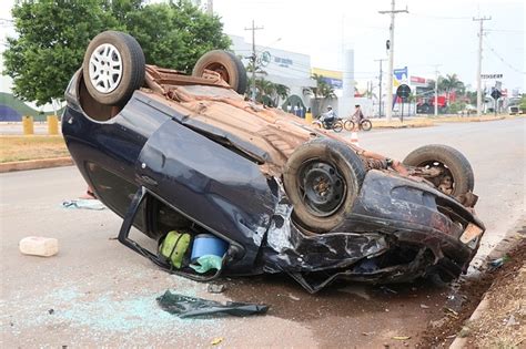 Carro capota após bater em dois veículos na BR 163 em MT e três pessoas