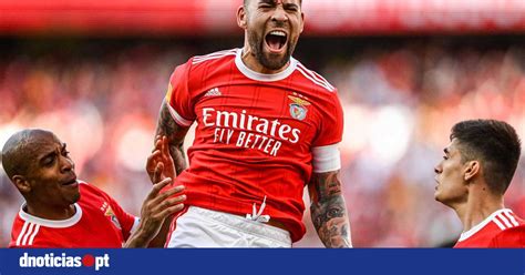 Defesa argentino Nicolás Otamendi renova o Benfica até 2025