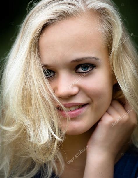 Mooie Jong Blond Tiener Meisje Het Dragen Van Make Up Stockfoto