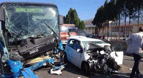 Bari Auto Contromano Si Scontra Con Un Bus Morti Una Donna Enne E