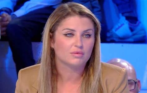 Amandine Pellissard pose nue enceinte de son neuvième enfant et crée