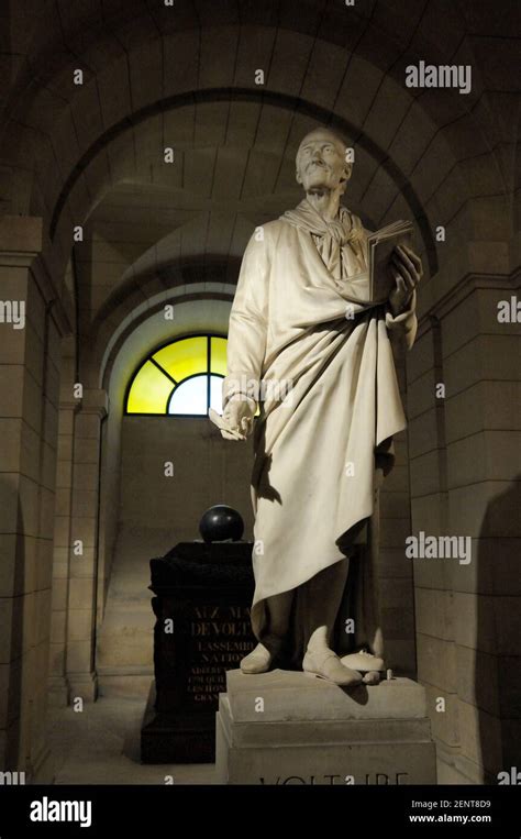 Statue et tombe de Voltaire dans la crypte du Panthéon Paris Île de