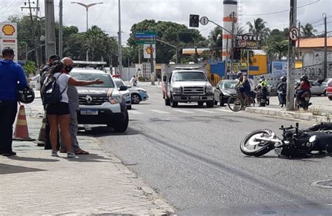 Estudante de direito morre atropelado por caminhão após cair de moto em