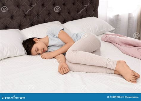 Ni A Linda Que Duerme En Cama Foto De Archivo Imagen De Acogedor