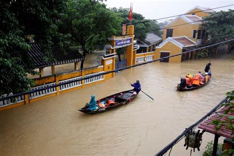 Hình ảnh lũ lụt miền Trung ngập tràn báo chí nước ngoài