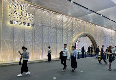Estee Lauder revoit à la hausse ses prévisions de bénéfices annuels