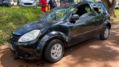 Motorista capota carro após bater em árvore dentro do campus da USP em