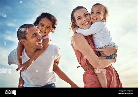 Glückliche Familie blauer Himmel und Meer Schweinebund und Umarmung