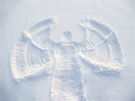 Anjo da neve feito na neve branca vista aérea plana superior Foto