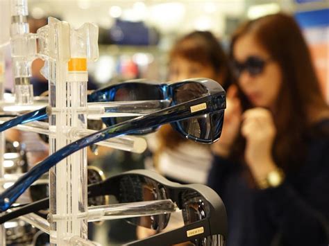 Expertos recomiendan usar gafas de sol homologadas para evitar daños