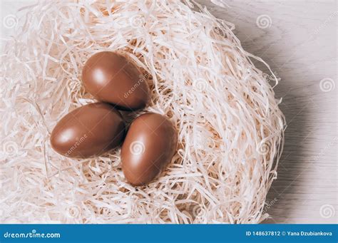 P Scoa Os Ovos De Chocolate Encontram Se Em Um Ninho Em Uma Tabela