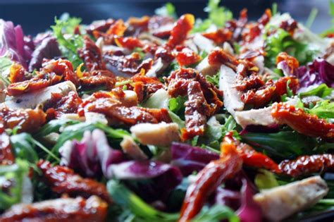 Sałatka z grillowanym kurczakiem suszonymi pomidorami i rukolą