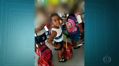 Menina de 7 anos morre após ser atingida por bala perdida no Complexo