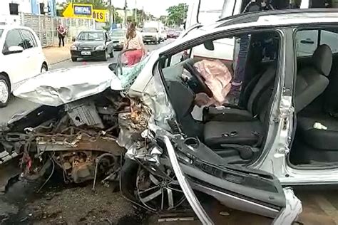 Motorista fica preso entre as ferragens em grave acidente Primeira Página