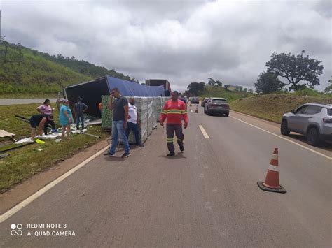 Caminhão carregado de cerveja tomba na BR 020