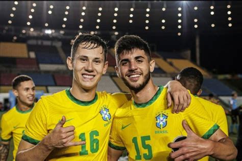 São Paulo estuda pedir liberação de dupla convocada para amistoso da