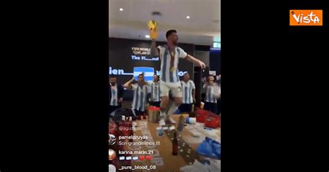 Argentina Campione Del Mondo Lesultanza Di Messi Negli Spogliatoi