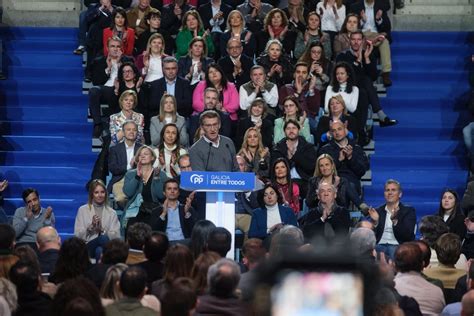 Feijóo acusa a Sánchez de no escuchar a los que saben y presidir un