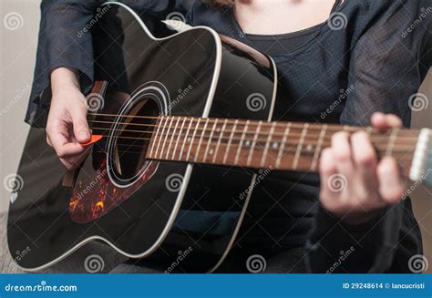 Mano Femenina Que Toca La Guitarra Acústica Foto de archivo Imagen de