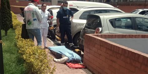 VIDEO Mujer cayó desde el balcón de un edificio tras el sismo en