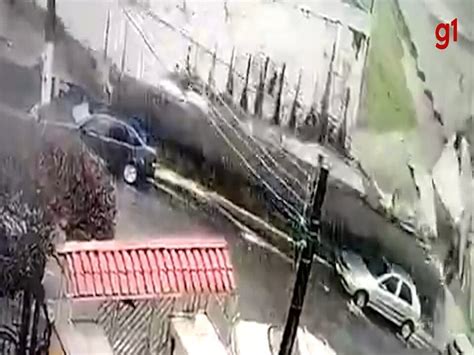 VÍDEO Muro desaba em cima de carros estacionados durante temporal na