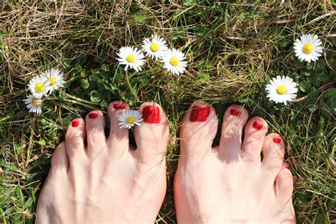 frau mit lackierten füßen fußnägeln barfuß nackte füße in gras mit