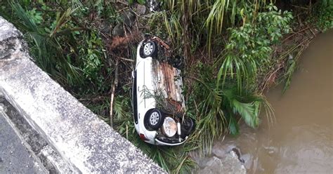 Veículo capota e cai de barranco na SC 418 em Joinville