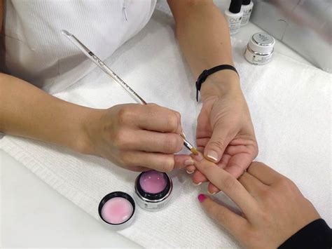 Cursos de uñas de gel materiales que necesitas para hacer unas uñas de