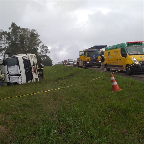 Tombamento de caminhão mata duas pessoas no Contorno Leste Banda B